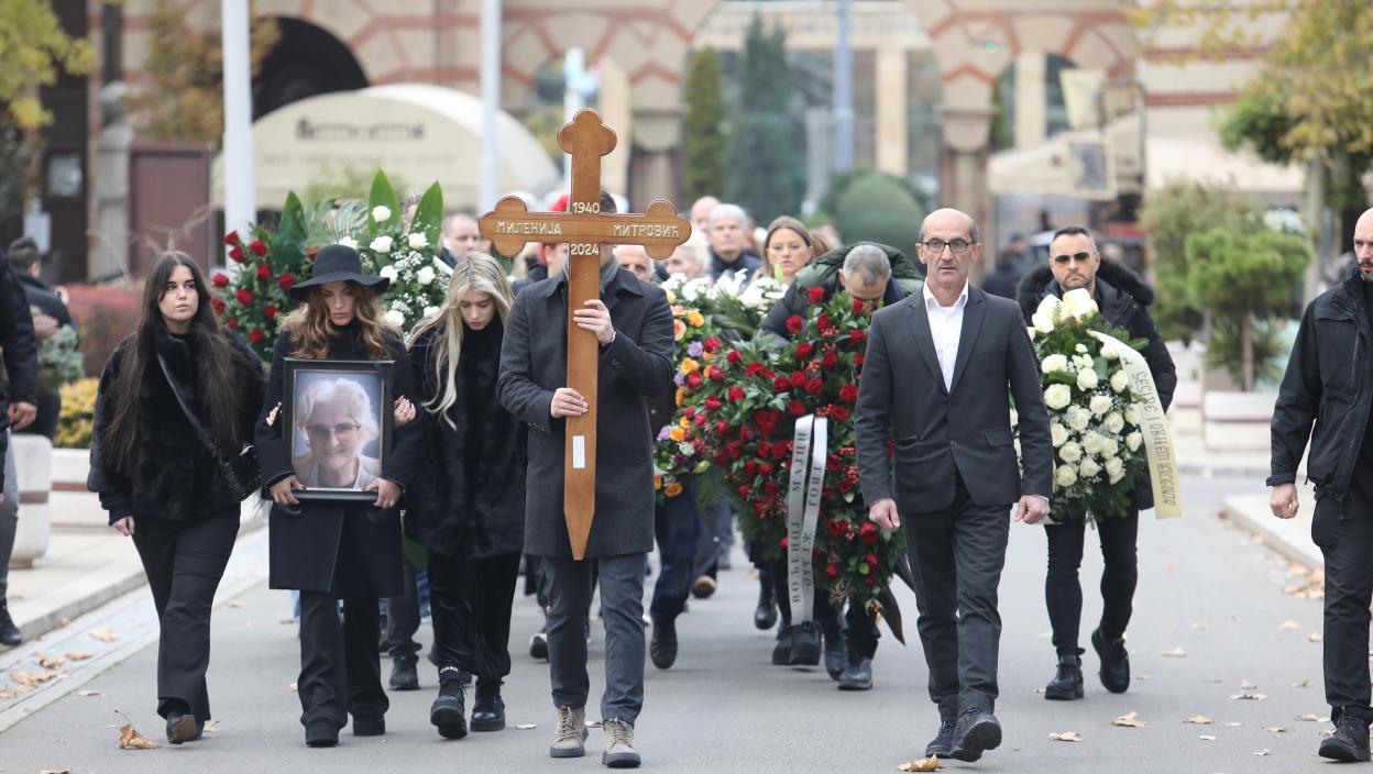 Ćerke Željka Mitrovića se od preminule bake na sahrani opraštaju na poseban način - pretužna ...